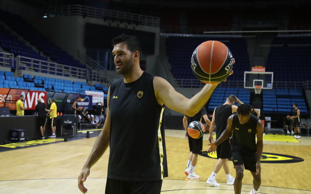 Super Basket - Μαυροειδής: «Με παίρνουν τηλέφωνο φίλοι και συγγενείς και με κάνουν και κλαίω και ...