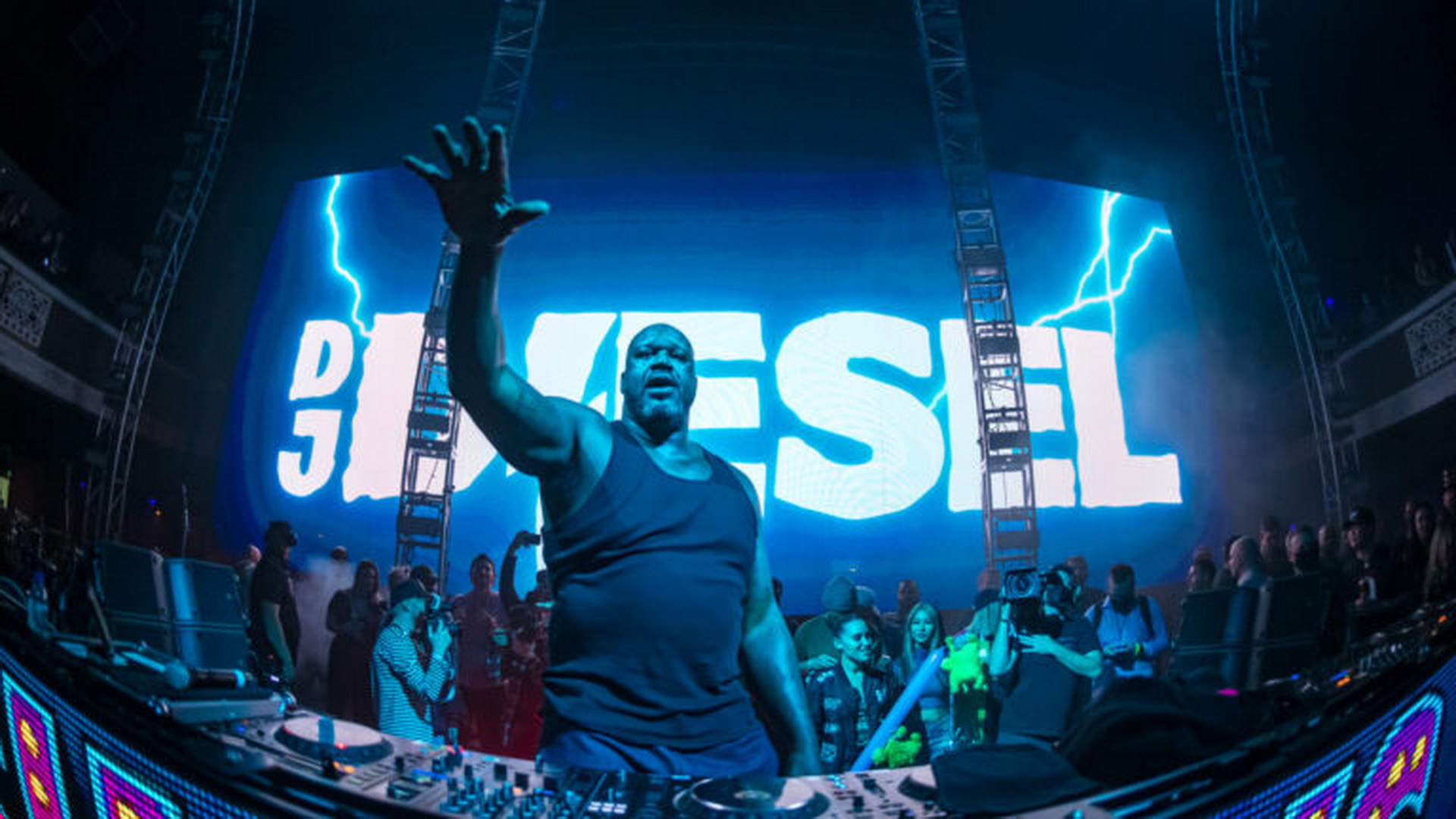 Super Basket - Ο Σακίλ Ο’ Νιλ επισκέπτεται την Μύκονο ως «DJ Diesel» (vid)