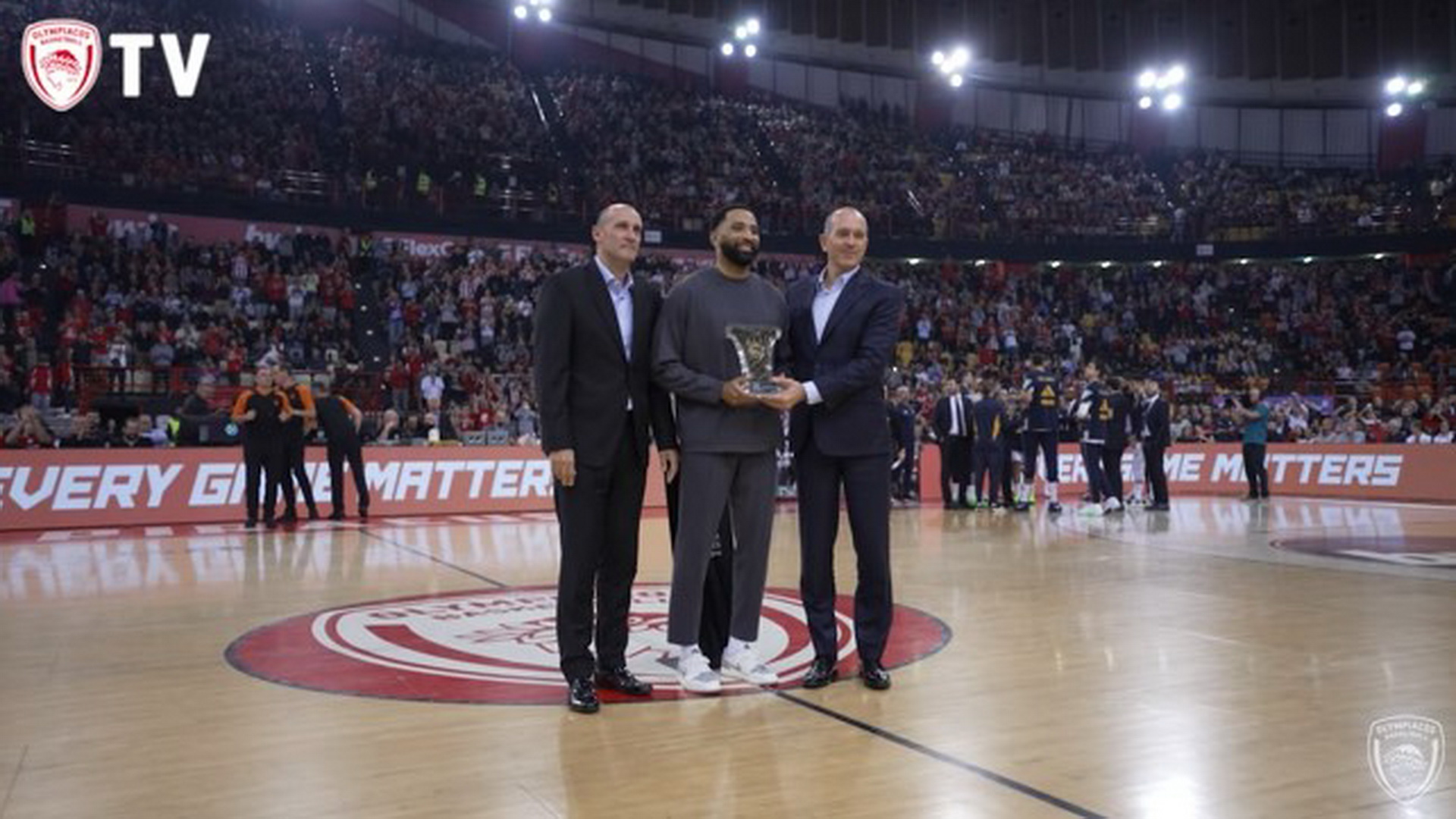 Super Basket - Ολυμπιακός – Αποθέωση για Λο και το ΣΕΦ στον… αέρα (vid)